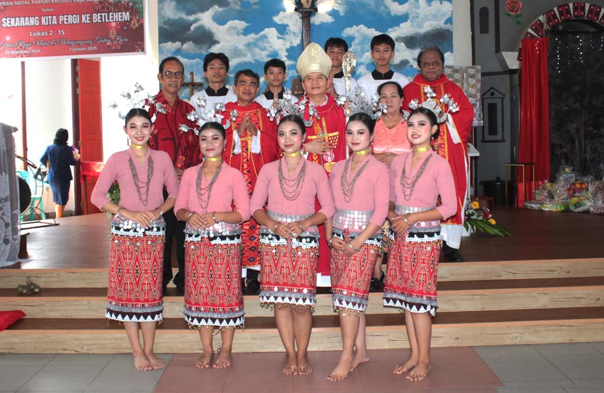 Krisma di Paroki Sosok – KKI-SEKAMI KEUSKUPAN SANGGAU